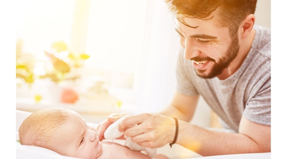 6 Cara Menghilangkan Daki di Tubuh Bayi - KlikDokter