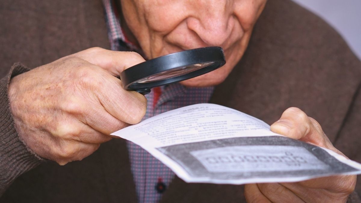 Alat Bantu Baca Optik untuk Kondisi Low Vision - KlikDokter