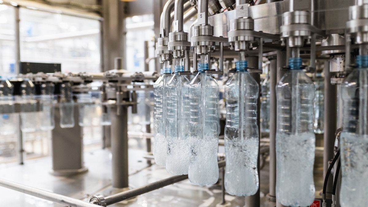 10 Ciri Botol Minuman Kemasan yang Aman untuk Kesehatan - KlikDokter