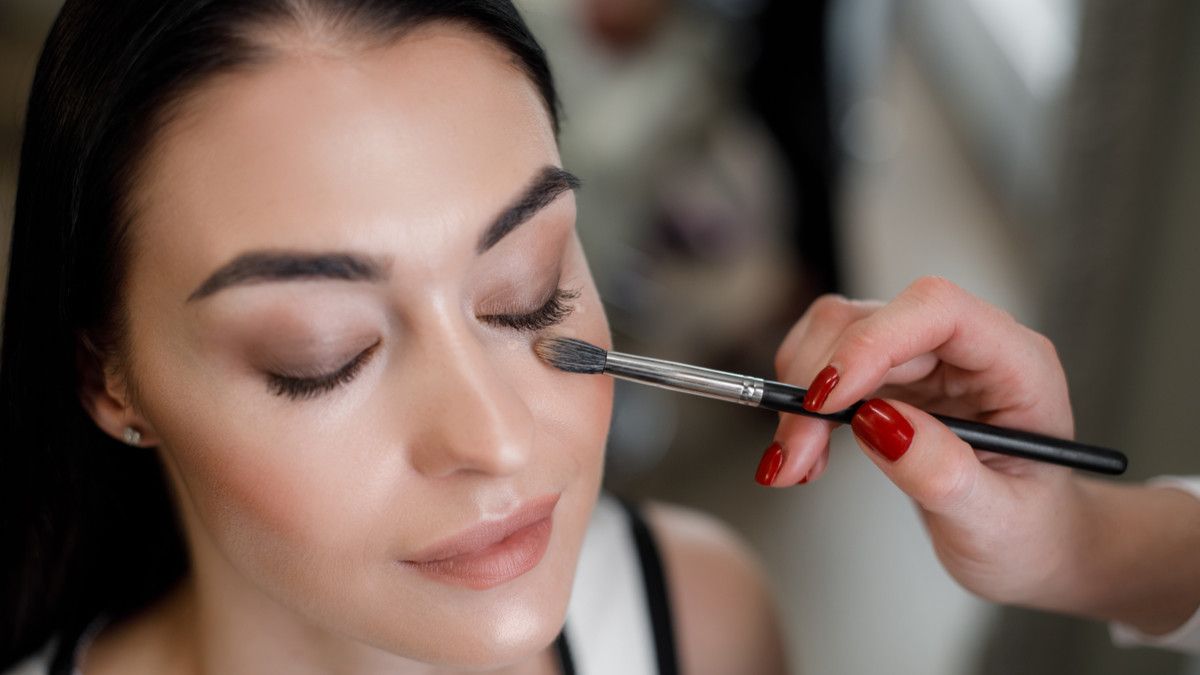 Bahaya Pakai Make Up Setiap Hari, Bikin Kulit Rusak? - KlikDokter