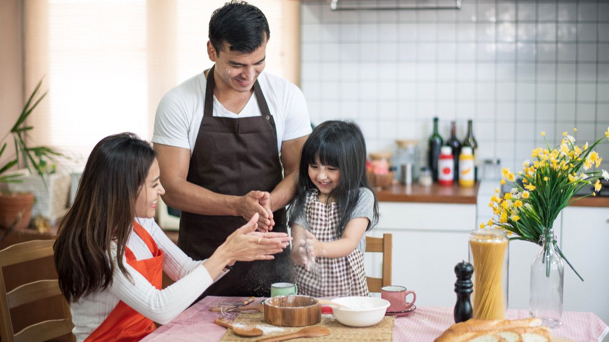 Berbagai Manfaat Masak Bersama Anak di Akhir Pekan - KlikDokter