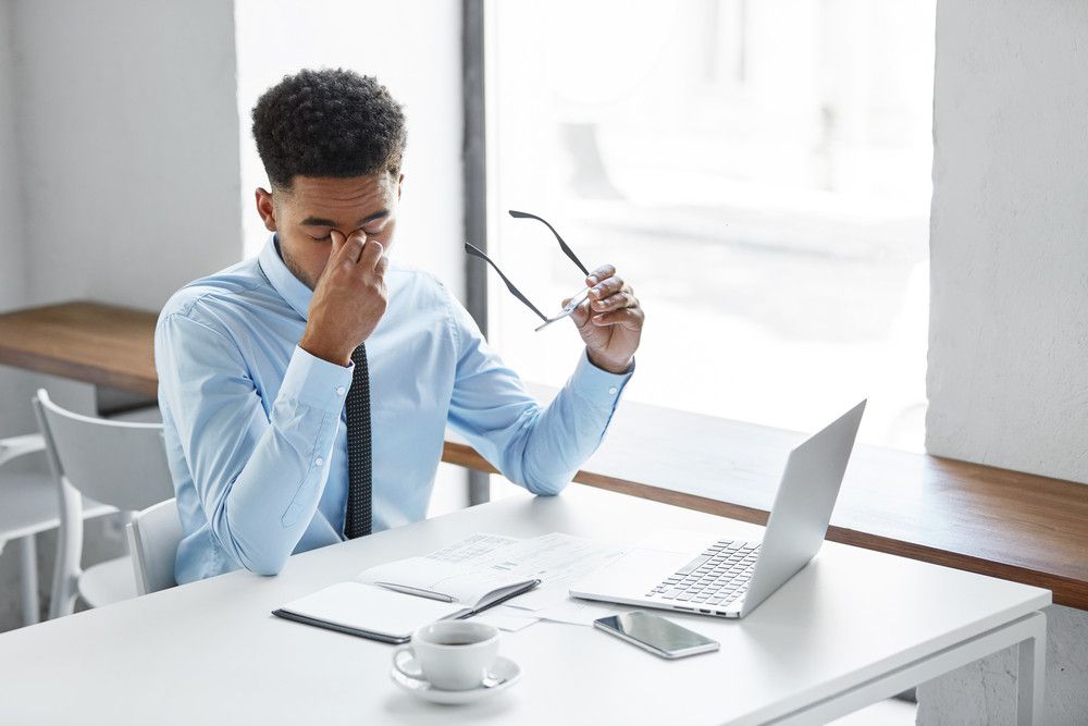 Ngantuk Usai Makan Siang di Kantor? Ini Penyebabnya - KlikDokter