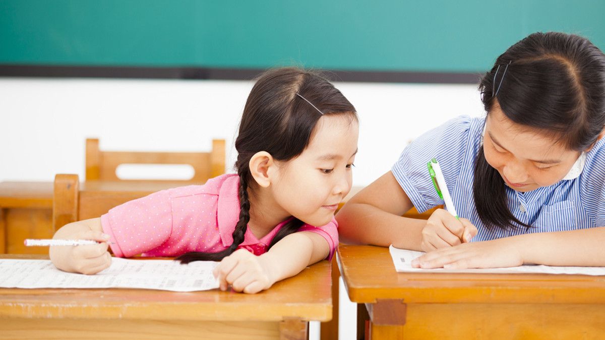 Anak Ketahuan Menyontek, Bagaimana Orang Tua Harus Bersikap? - KlikDokter