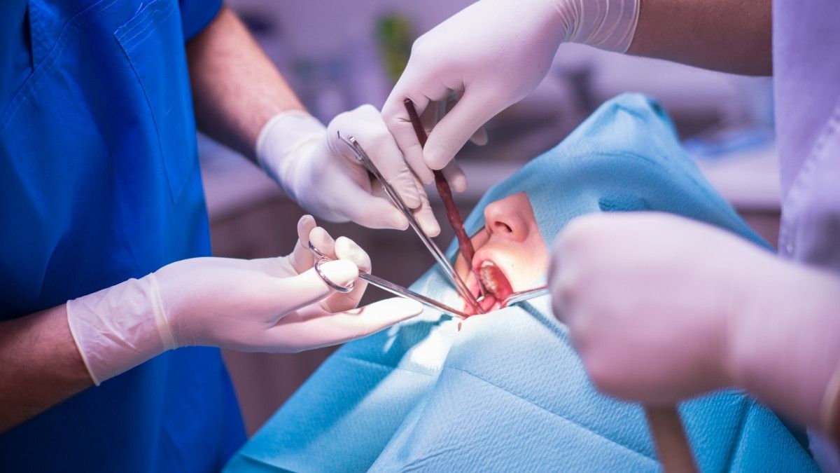6 Risiko Komplikasi Setelah Operasi Gigi Bungsu - KlikDokter