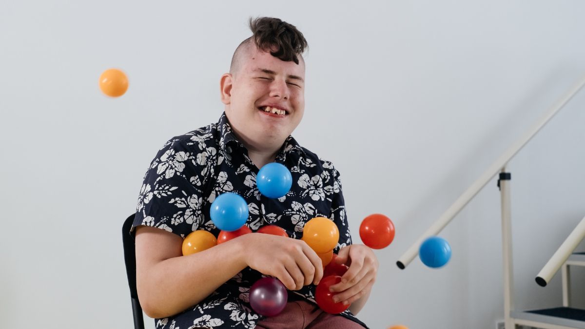 Apa Itu Stimming pada Individu Autisme? - KlikDokter