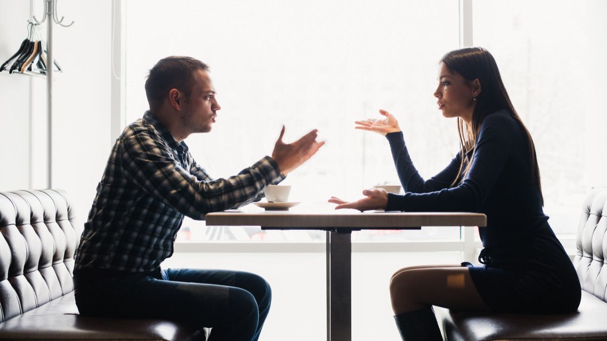 Berdebat Bikin Otak Lebih Sehat, Benarkah? - KlikDokter