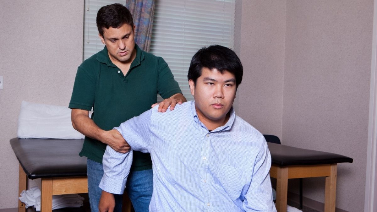 Tips Mengobati Radikulopati Servikal Akibat Herniasi Diskus - KlikDokter