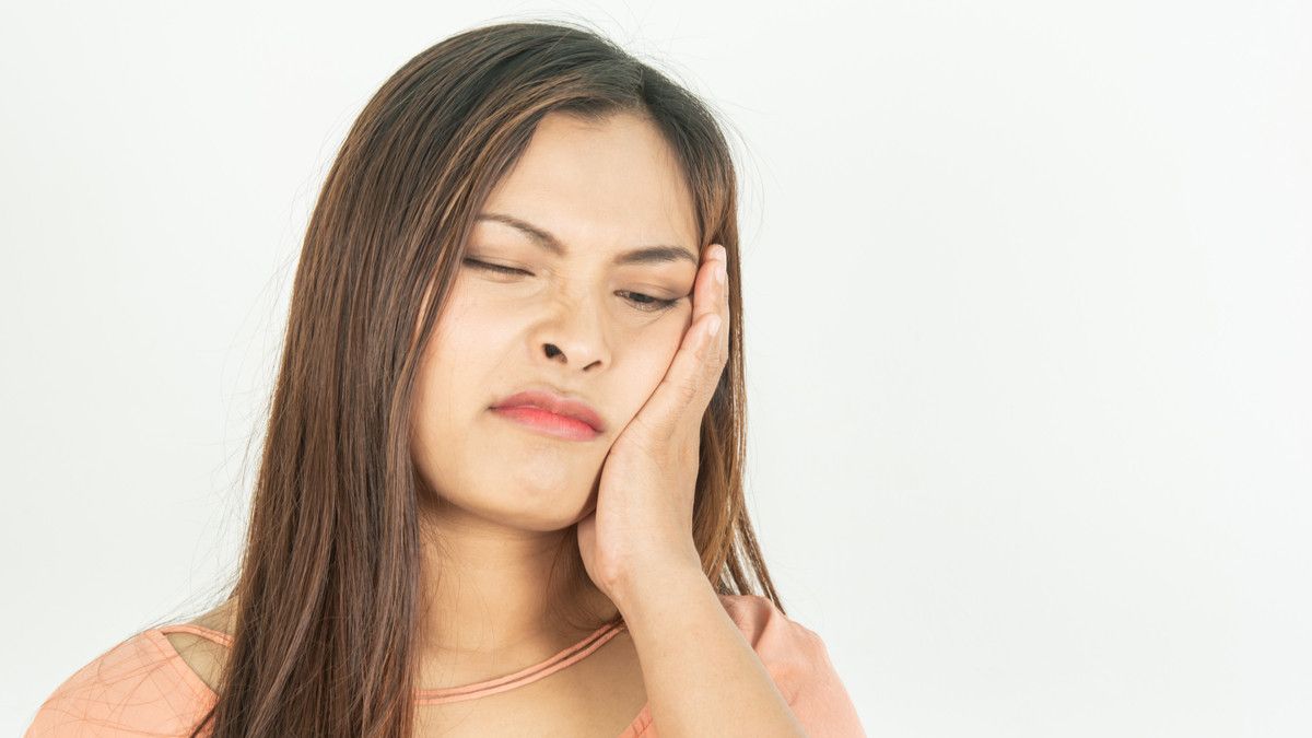 Kenali Berbagai Penyebab Wajah Bengkak - KlikDokter