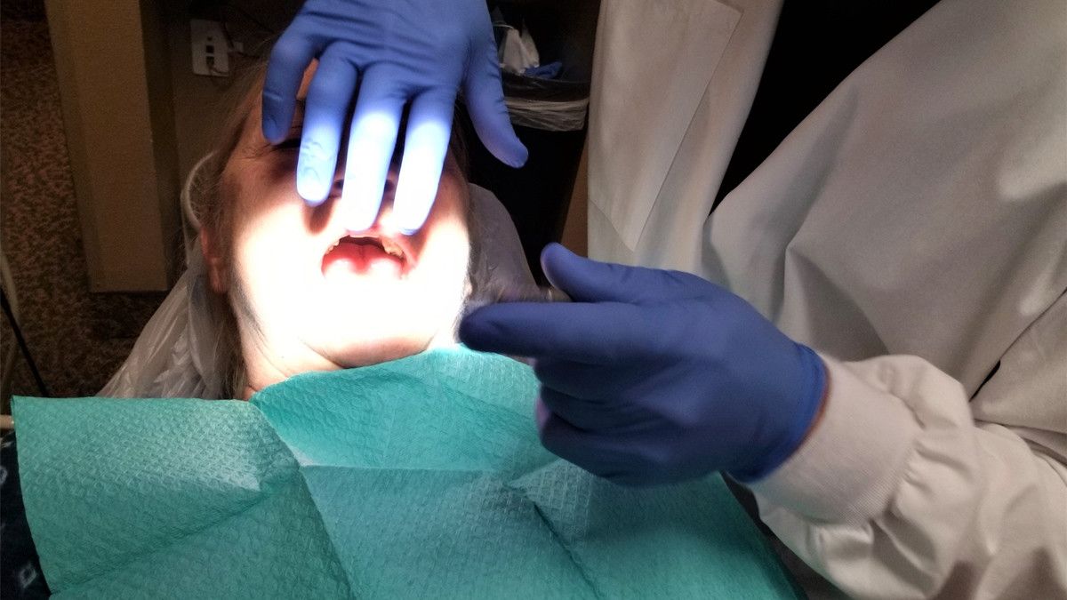 Mengenal Oral Myiasis, Infeksi Belatung di Dalam Mulut - KlikDokter