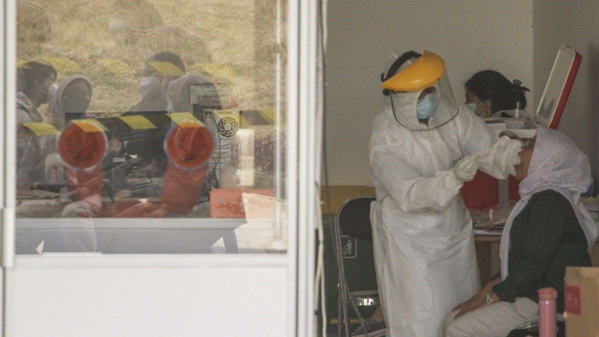 Hasil PCR Positif Terus, Apa Pasti Masih Kena COVID-19? - KlikDokter