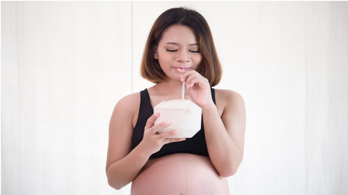 Minum Air Kelapa, Amankah untuk Ibu Hamil? - KlikDokter