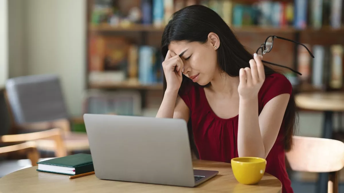 Bisa Ganggu Pandangan, Kenali Penyebab Floater di Mata - KlikDokter