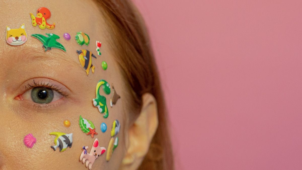 Amankah Penggunaan Stiker Wajah atau Makeup Tempel? - KlikDokter