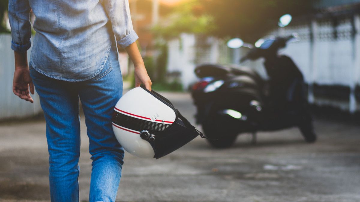 Sering Pinjam Helm, Ini Dampaknya bagi Kesehatan Rambut - KlikDokter