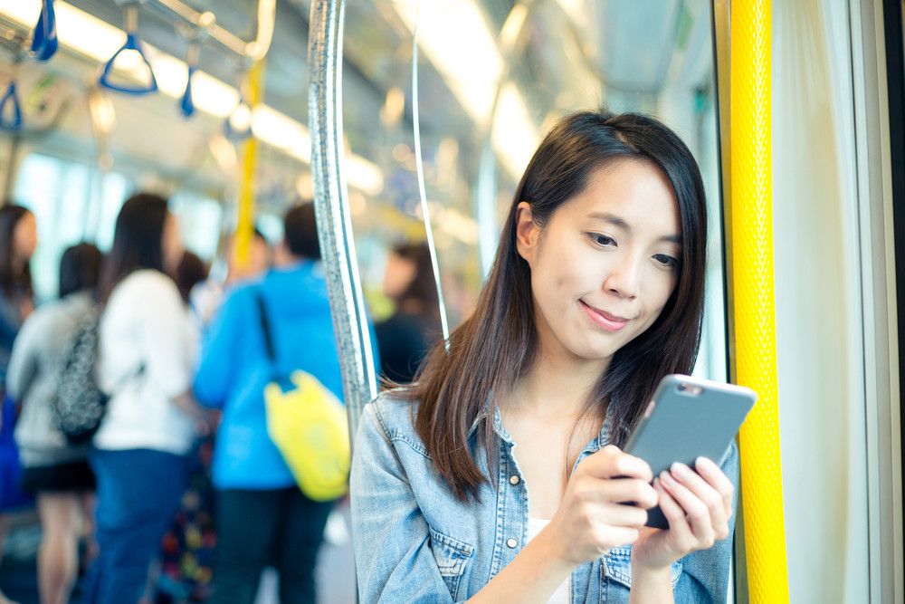 Awas, Kebanyakan Main Handphone Bisa Picu Trigger Finger! - KlikDokter