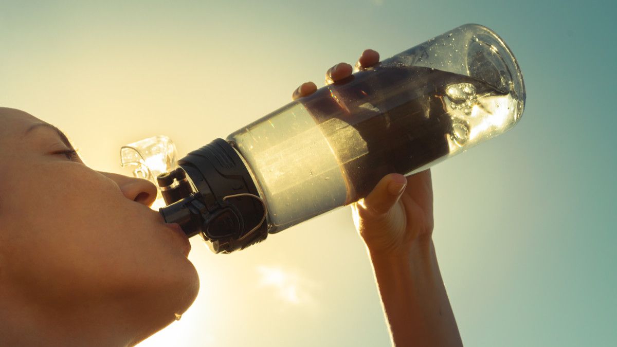 Penyebab Urine Berwarna Kuning Setelah Minum Vitamin - KlikDokter