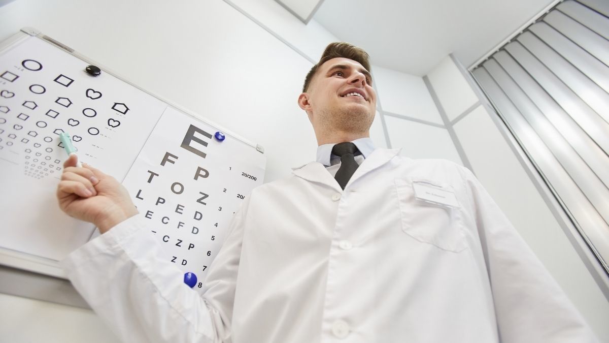 Alat Bantu Baca Optik untuk Kondisi Low Vision - KlikDokter