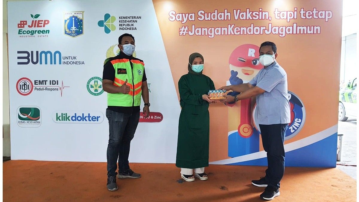 Redoxon-Klikdokter Bagikan Vitamin di Sentra Vaksinasi - KlikDokter