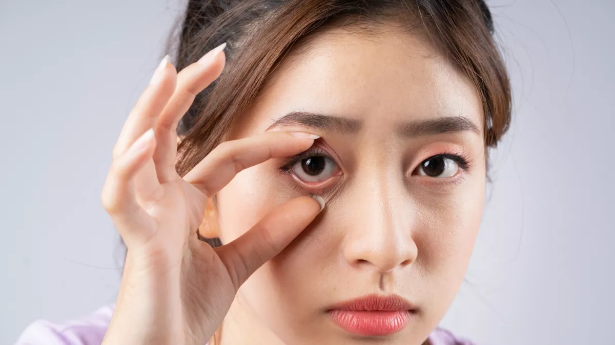 Bisa Ganggu Pandangan, Kenali Penyebab Floater di Mata - KlikDokter