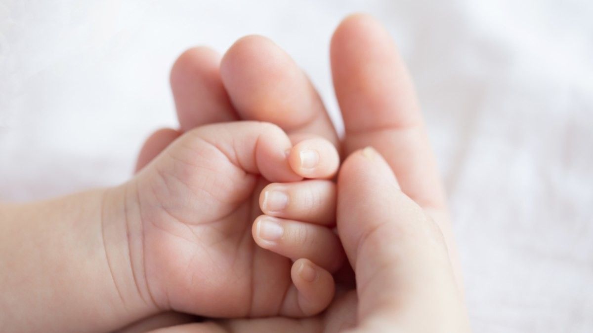 Bersihkan Tangan Bayi dengan Hand Sanitizer, Aman atau Tidak, Ya ...