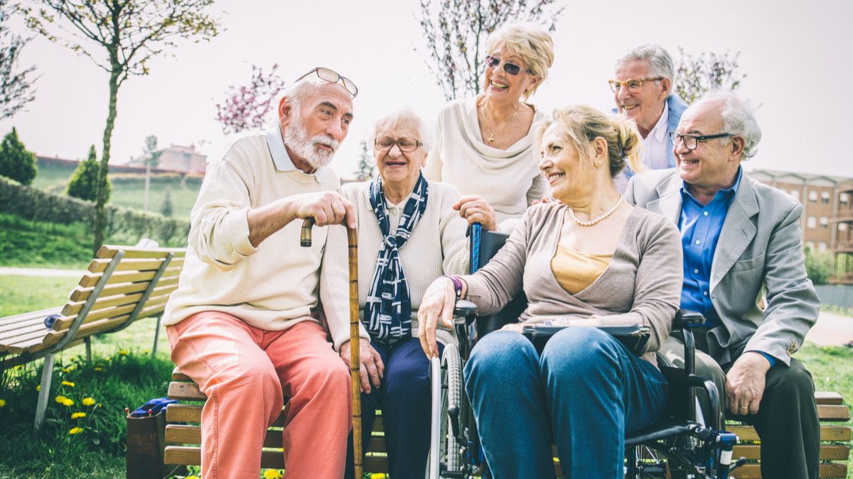 Lansia Punya Bau Badan Khas, Benar atau Tidak? - KlikDokter