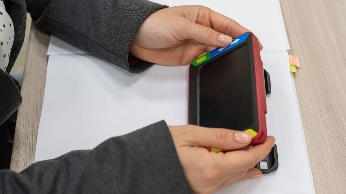 Alat Bantu Baca Optik untuk Kondisi Low Vision - KlikDokter