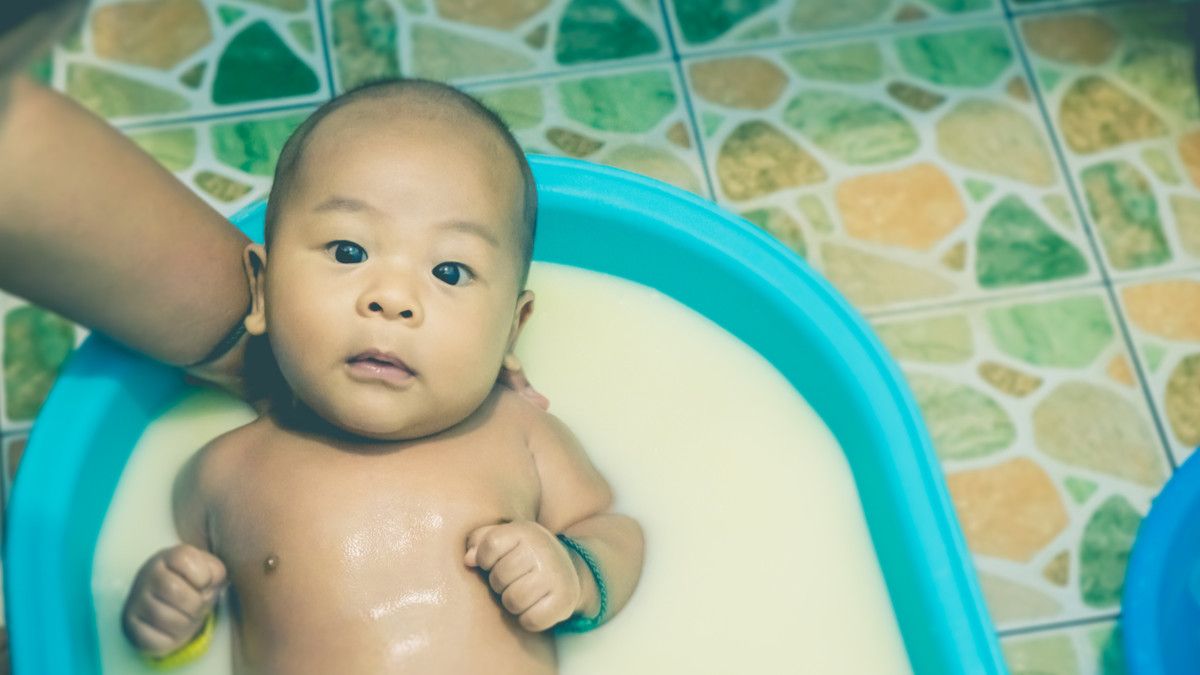 ASI Bisa untuk Air Mandi Bayi, Ini Manfaatnya! - KlikDokter