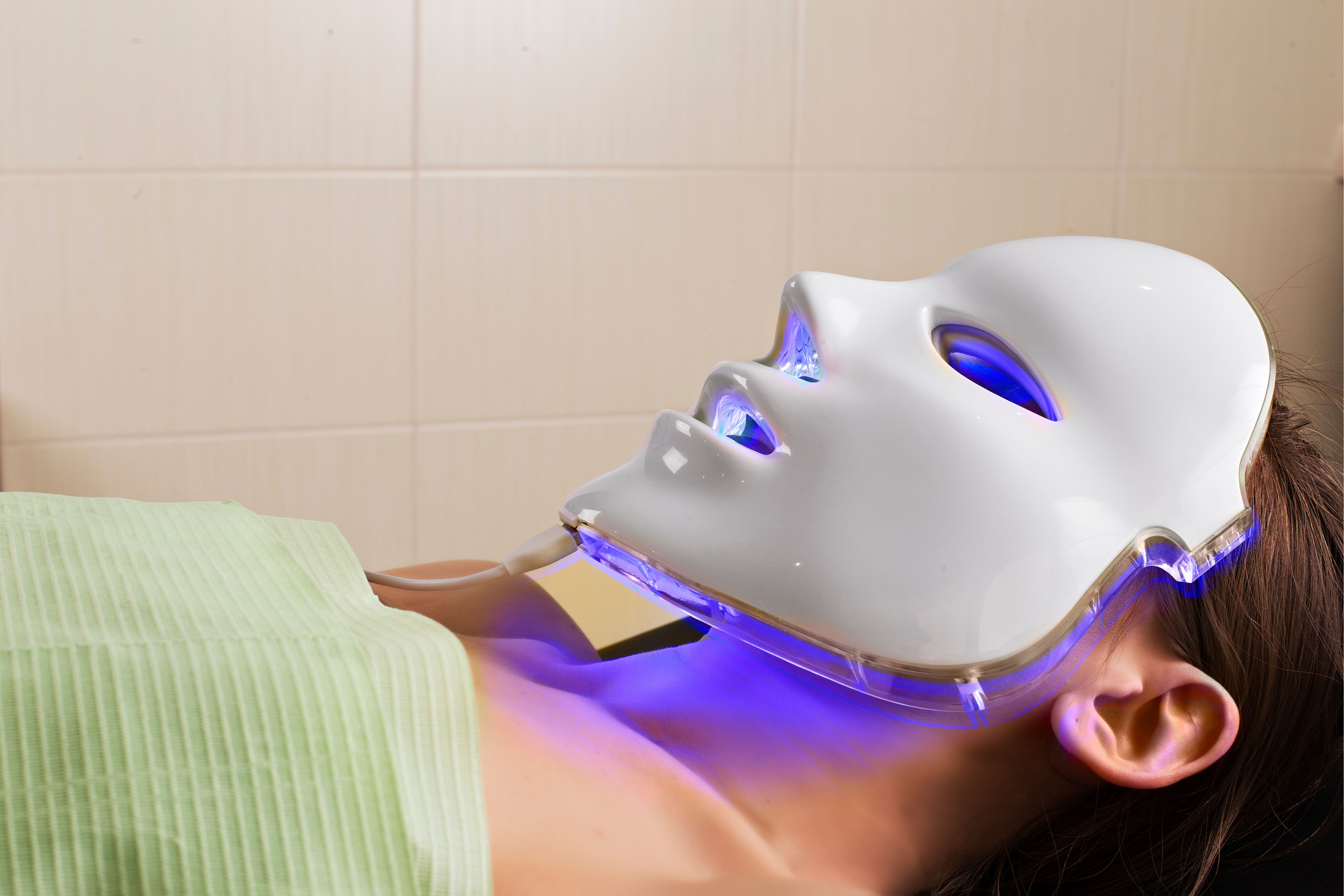 Gunakan LED Mask, Apakah Manfaatnya? - KlikDokter