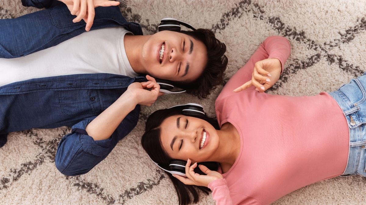 15 Lagu yang Cocok Menemani Suasana Intim Bersama Pasangan - KlikDokter