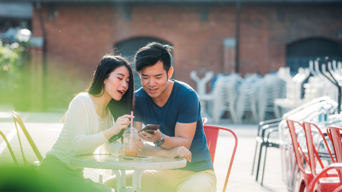 10 Cara Tetap Romantis Meski LDR, Bikin Hubunganmu Langgeng! - KlikDokter