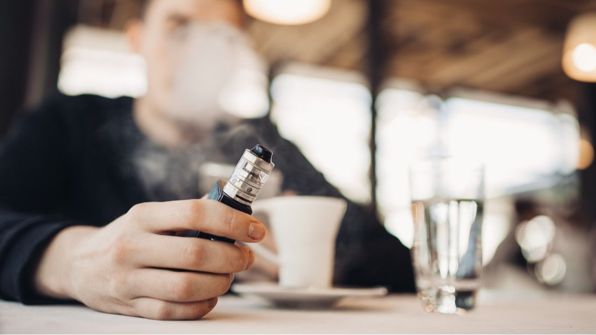 Bahaya Menghirup Uap Vape untuk Perokok Pasif - KlikDokter