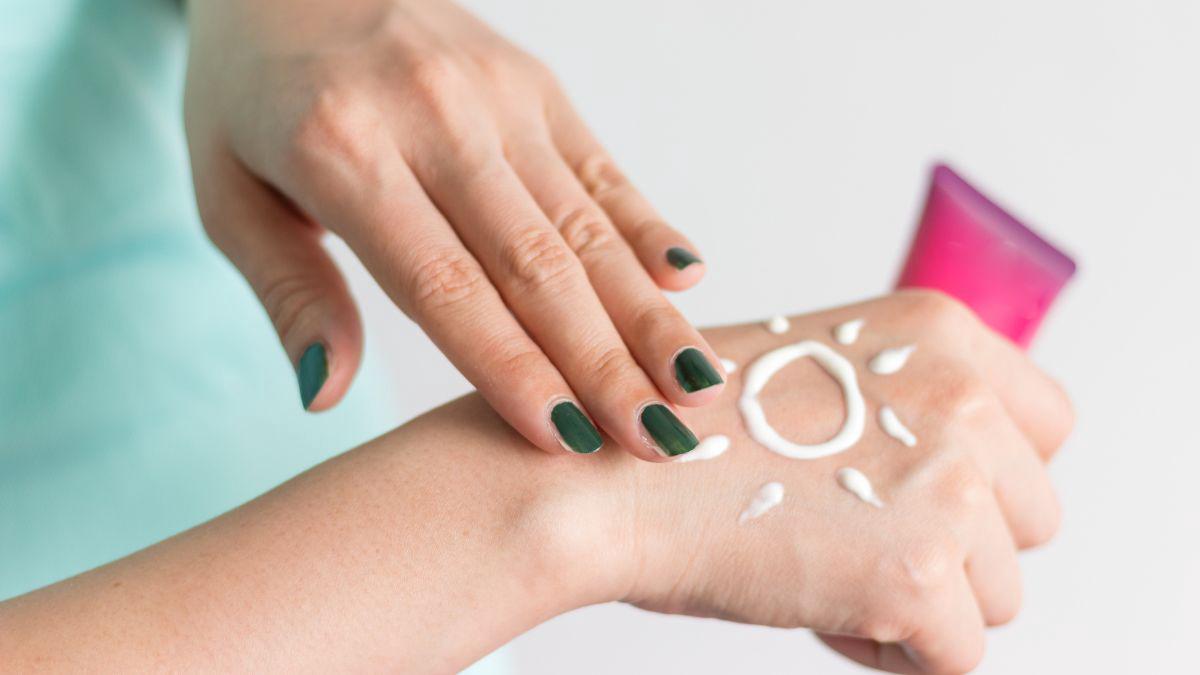 Perbedaan Chemical, Physical, dan Hybrid Sunscreen - KlikDokter