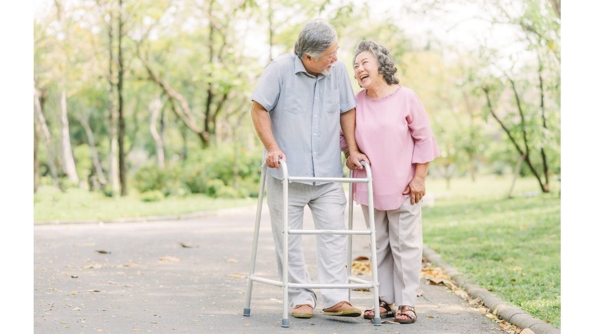 Mengenal Fungsi Walker, Alat Bantu Jalan untuk Lansia - KlikDokter