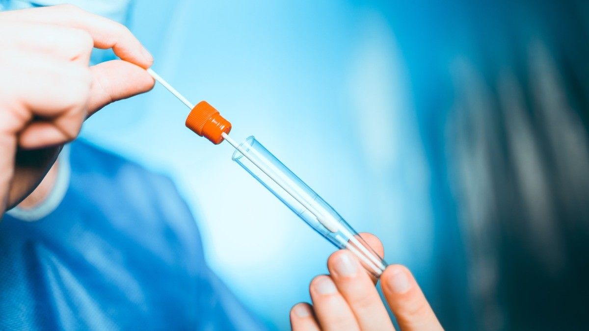 Medfact: Anal Swab Bikin Pasien Jalan Ngangkang? - KlikDokter