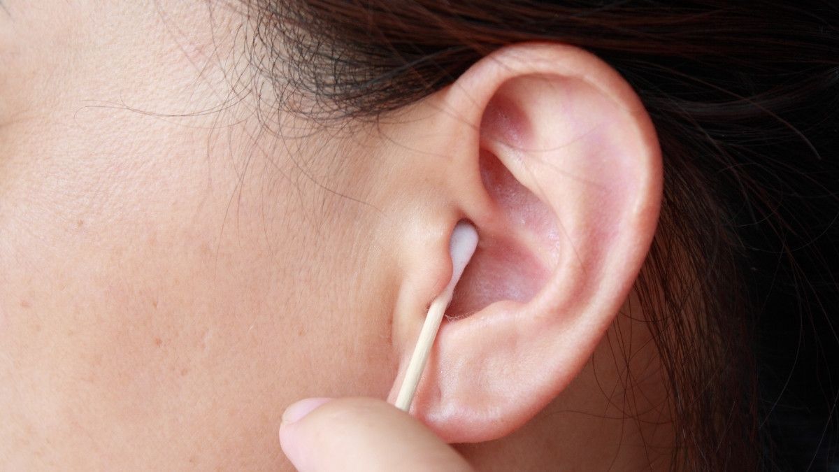 Terasa Seperti Ada Sesuatu di Telinga, Apa Penyebabnya? - KlikDokter