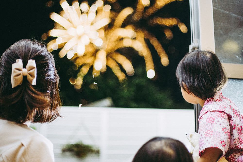 Cara Aman Nonton Kembang Api jika si Kecil Alergi Debu atau Asap ...