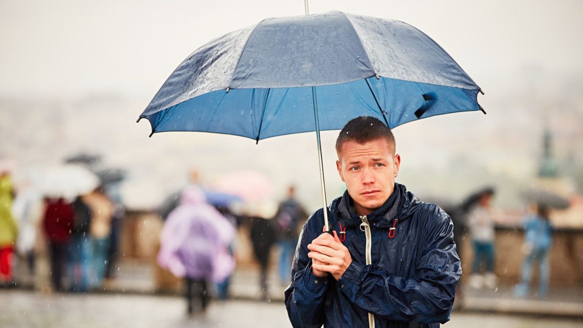 3 Mitos Kesehatan yang Sering Muncul Saat Anda Kehujanan - KlikDokter