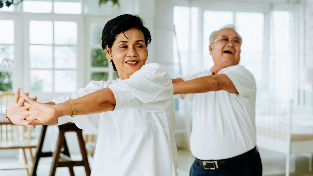 6 Gerakan Senam Sederhana untuk Lansia - KlikDokter