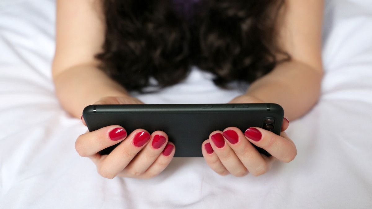 Wanita Kecanduan Pornografi, Apa itu Wajar? - KlikDokter