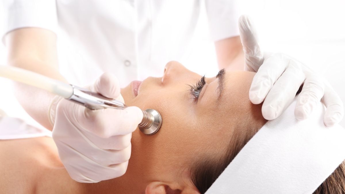Manfaat Mikrodermabrasi untuk Wajah Sehat dan Cantik - KlikDokter