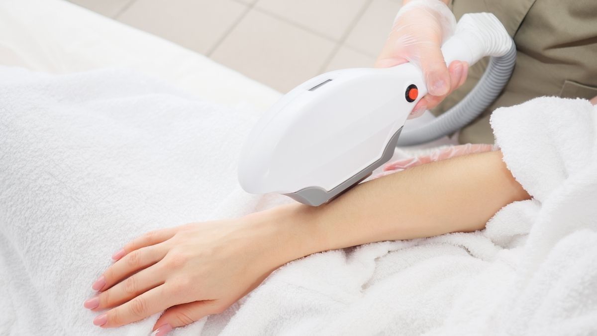 Mengenal Wood's Lamp Exam untuk Memeriksa Masalah Kulit - KlikDokter