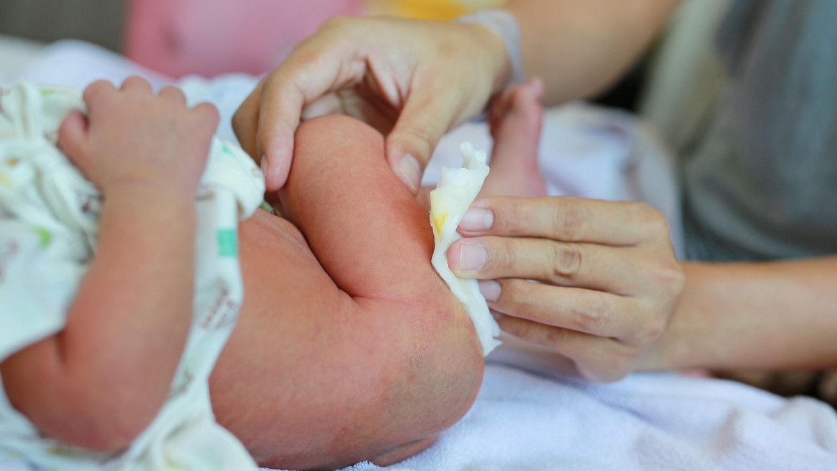 6 Warna Feses Bayi dan Artinya, Mana yang Berbahaya? - KlikDokter