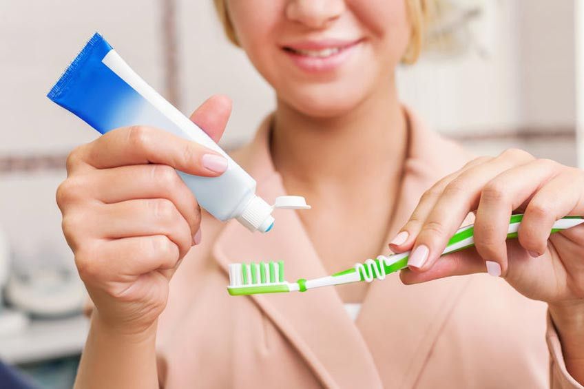 Fakta di Balik Kode Warna pada Kemasan Pasta Gigi - KlikDokter