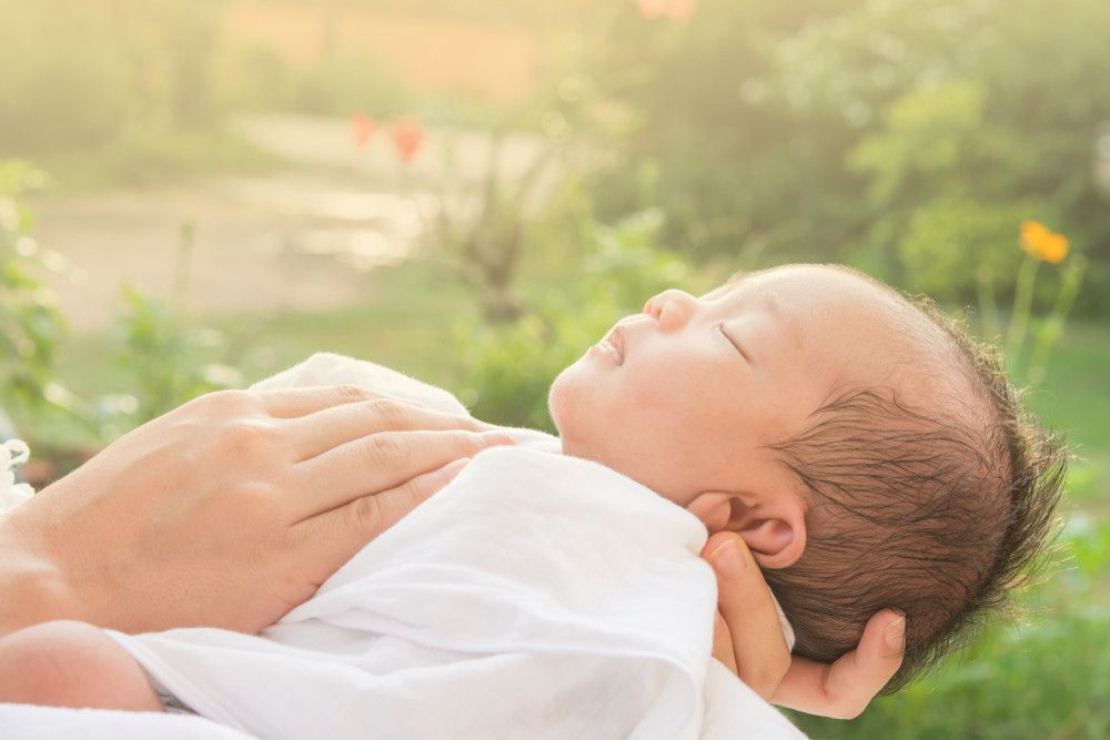Waktu yang Tepat untuk Menjemur Bayi - KlikDokter