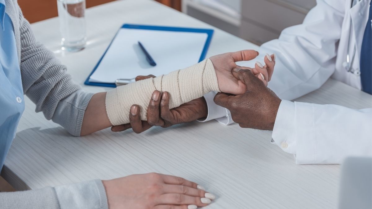 Mengenal Gips, Alat Bantu Penanganan Patah Tulang - KlikDokter