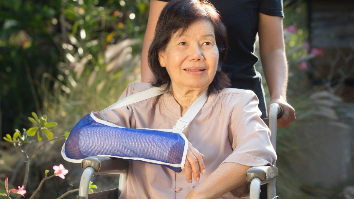 Mengenal Gips, Alat Bantu Penanganan Patah Tulang - KlikDokter