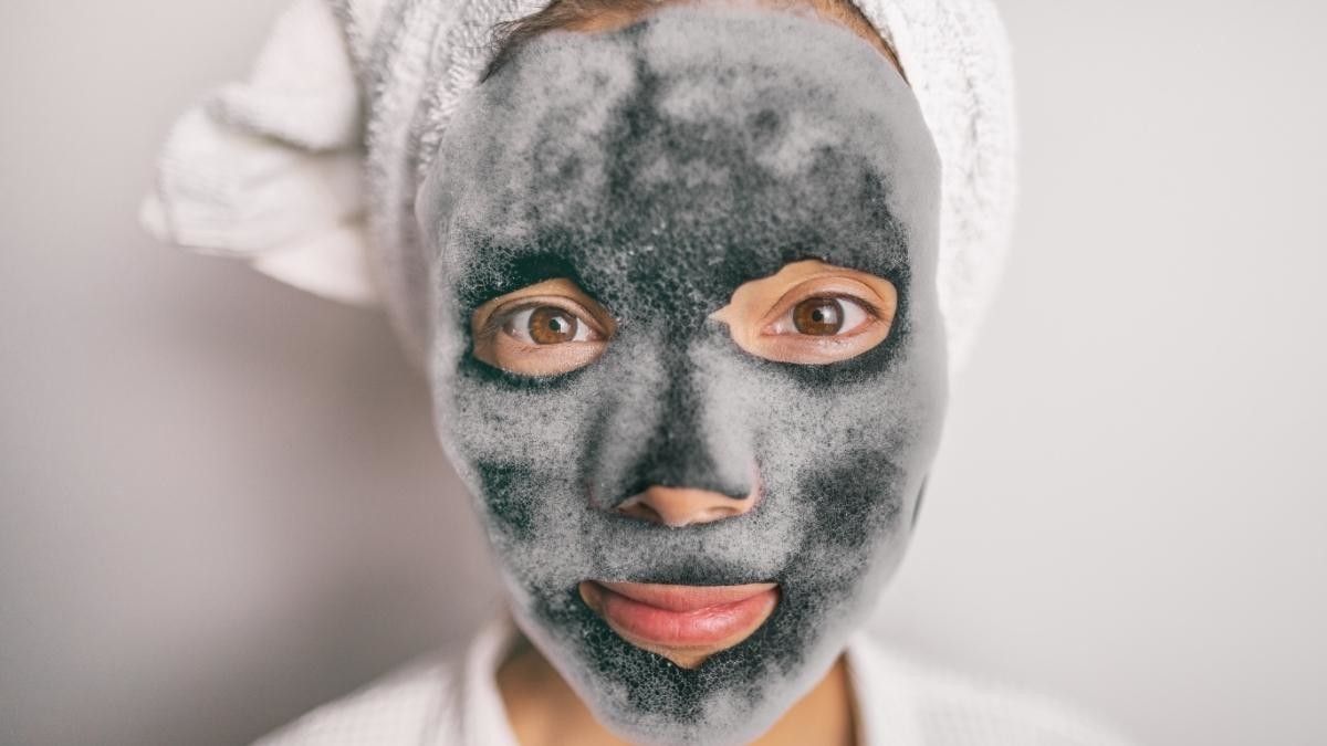 Mau Coba Pakai Bubble Mask? Ini Manfaatnya untuk Wajah - KlikDokter