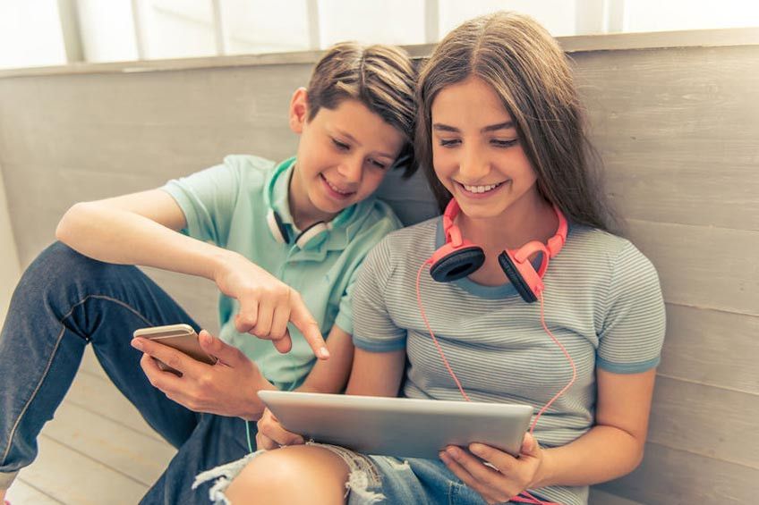 Usia Berapa Anak Boleh Memiliki Ponsel Sendiri? - KlikDokter