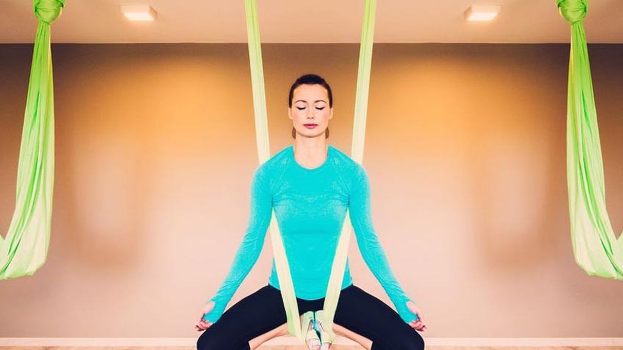 Floating Yoga, Ini 8 Manfaat dan Cara Melakukannya - KlikDokter