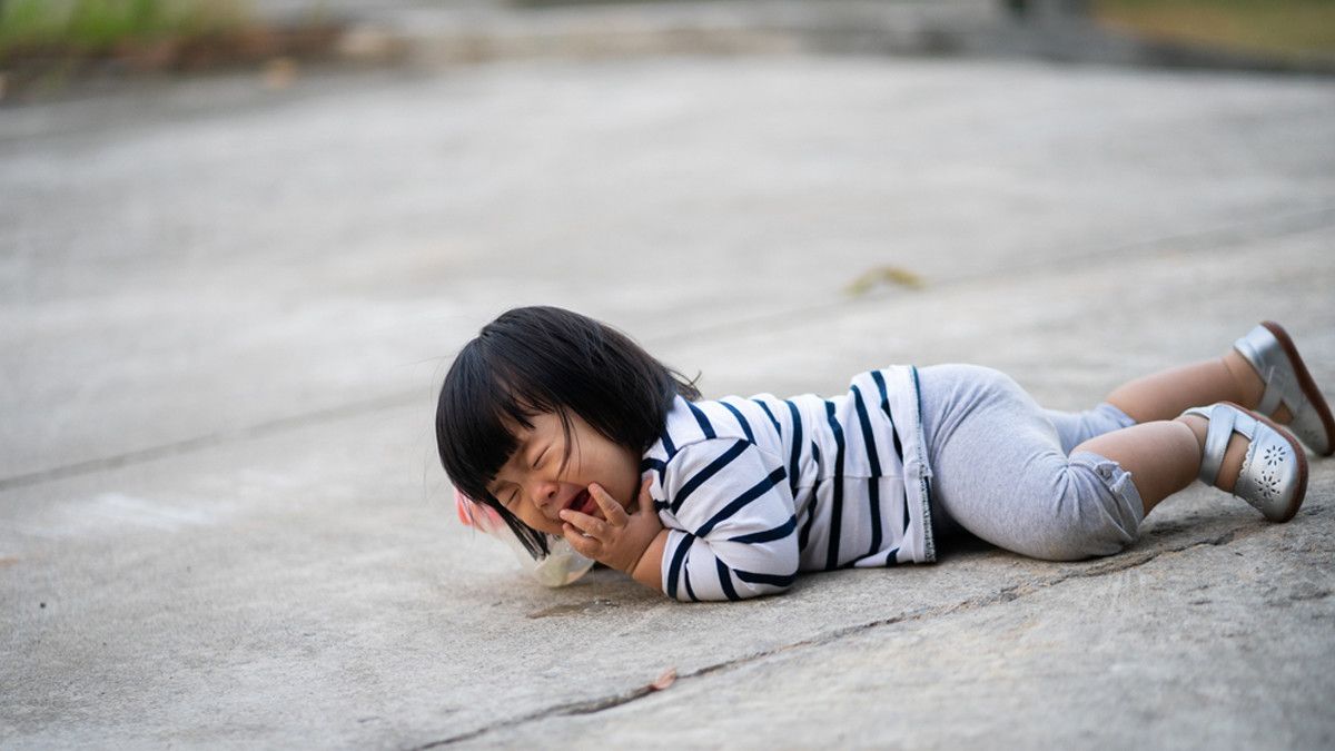Kenapa Balita Sering Jatuh Saat Jalan? - KlikDokter